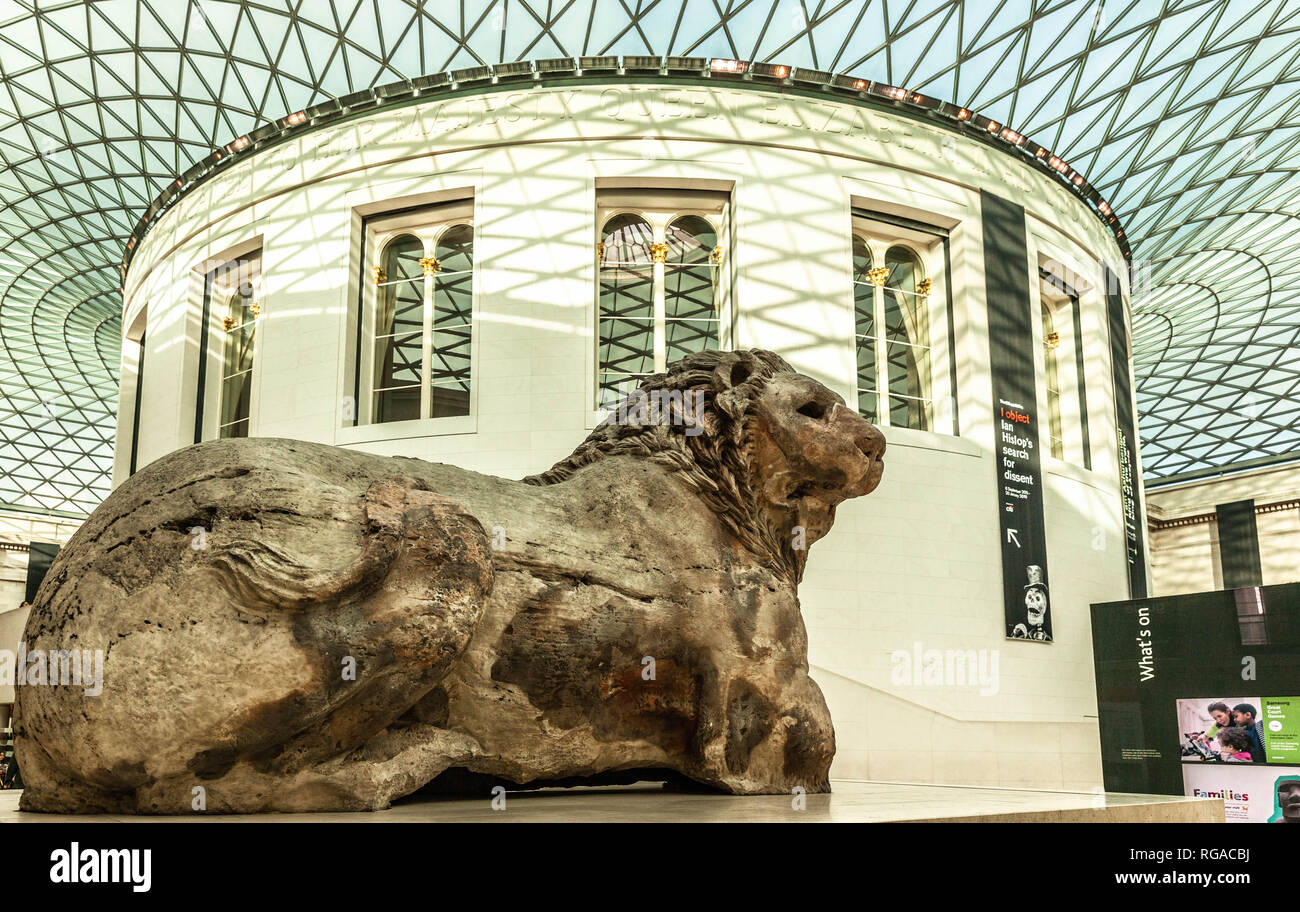 British lion statue hi-res stock photography and images - Alamy