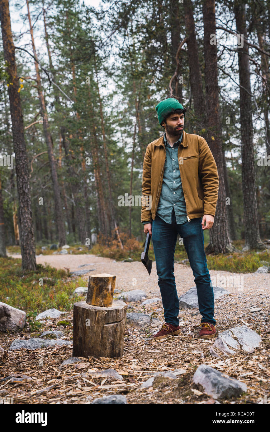 Man chopping wood hi-res stock photography and images - Alamy