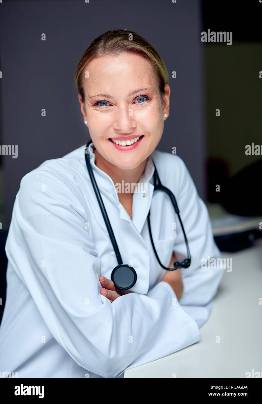 Doctor stethoscope desk hi-res stock photography and images - Alamy