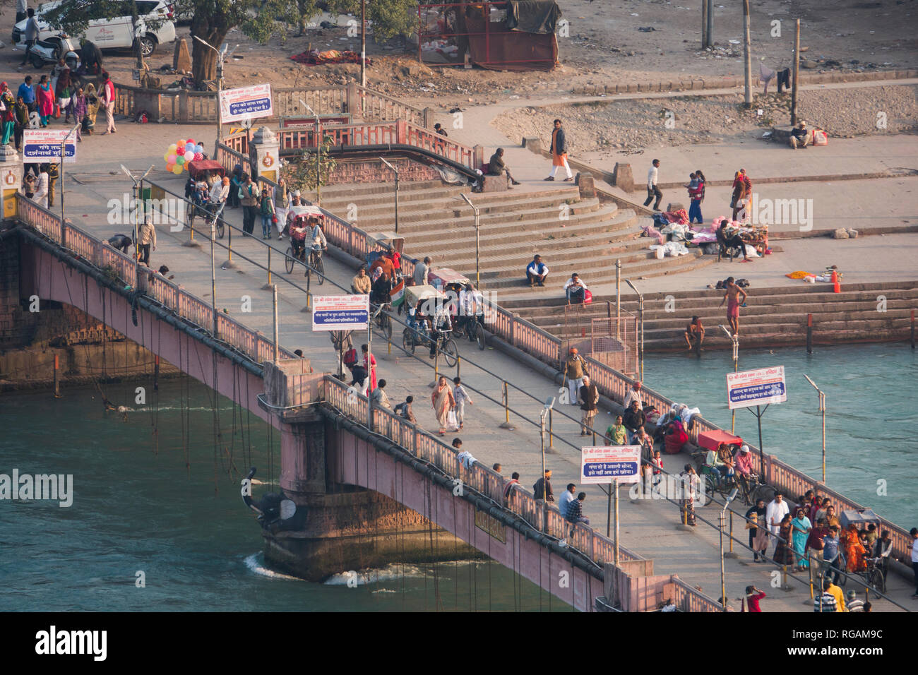 Pilgrims on holy ghats haridwar hi-res stock photography and images - Alamy