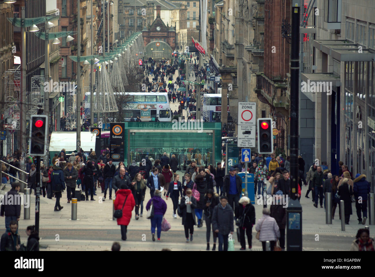People walking city street uk hi-res stock photography and images - Alamy