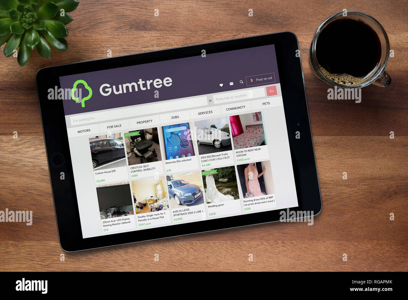 Online advert hi-res stock photography and images - Alamy