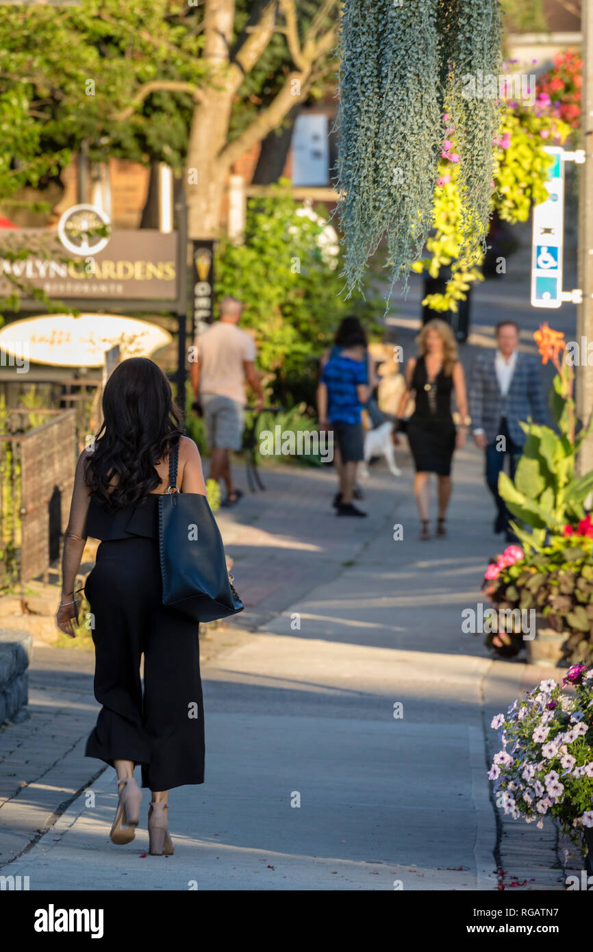 Summer street scene hi-res stock photography and images - Alamy