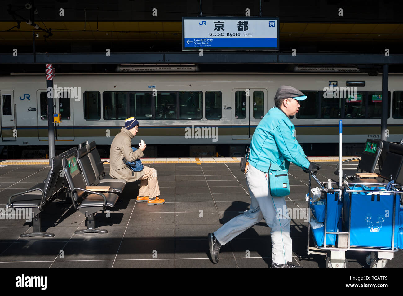 23.12.2017, Kyoto, Japan, Asia - Waiting zone on a platform at Kyoto ...