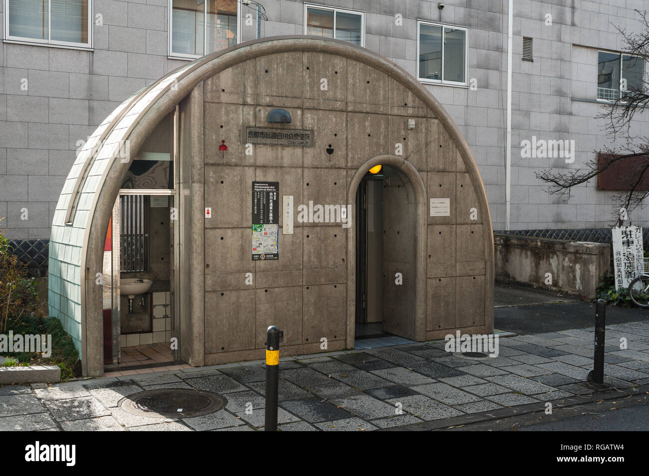 25.12.2017, Kyoto, Japan, Asia - View of a public toilet at a roadside ...
