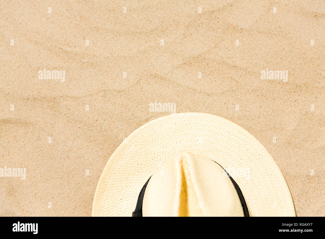 straw hat on beach sand Stock Photo - Alamy