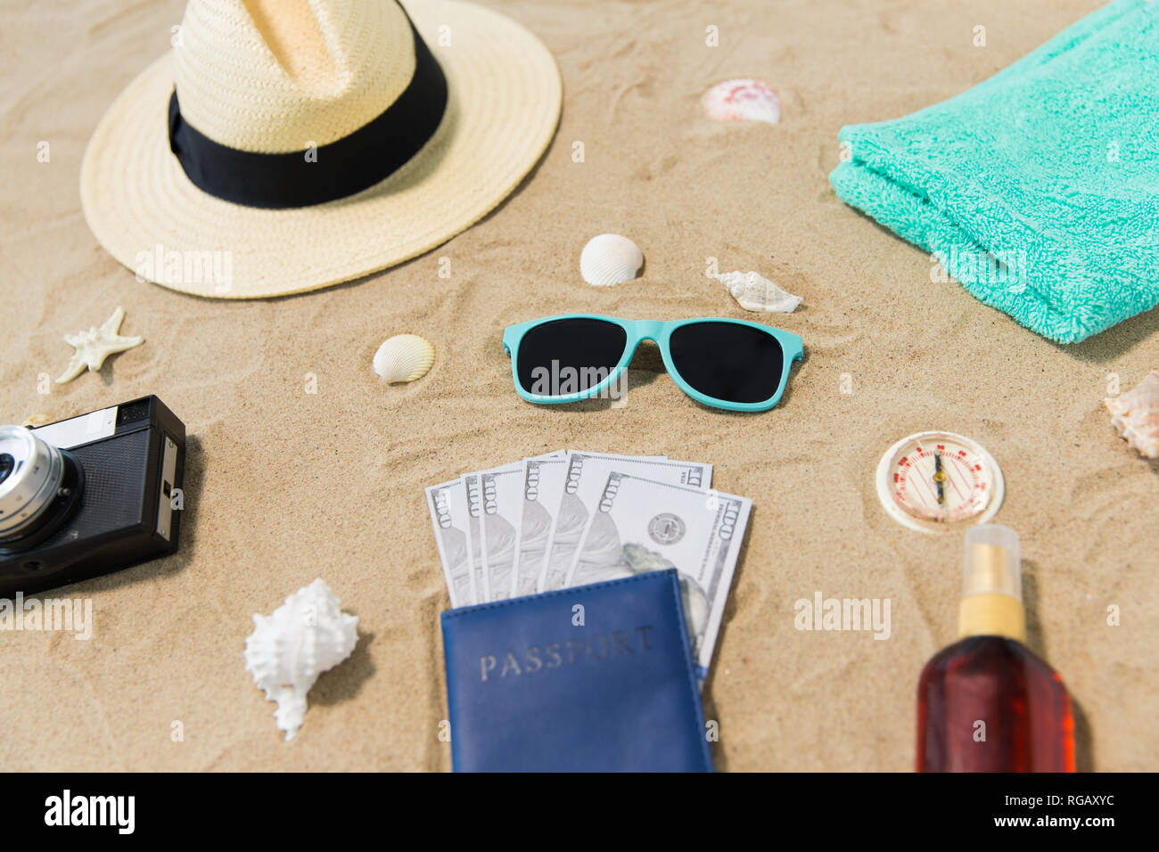 Straw hat on sand beach money hi-res stock photography and images - Alamy