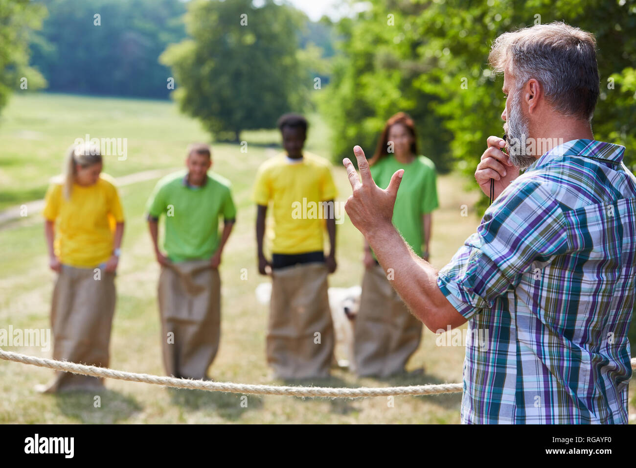 Start race referee hi-res stock photography and images - Alamy