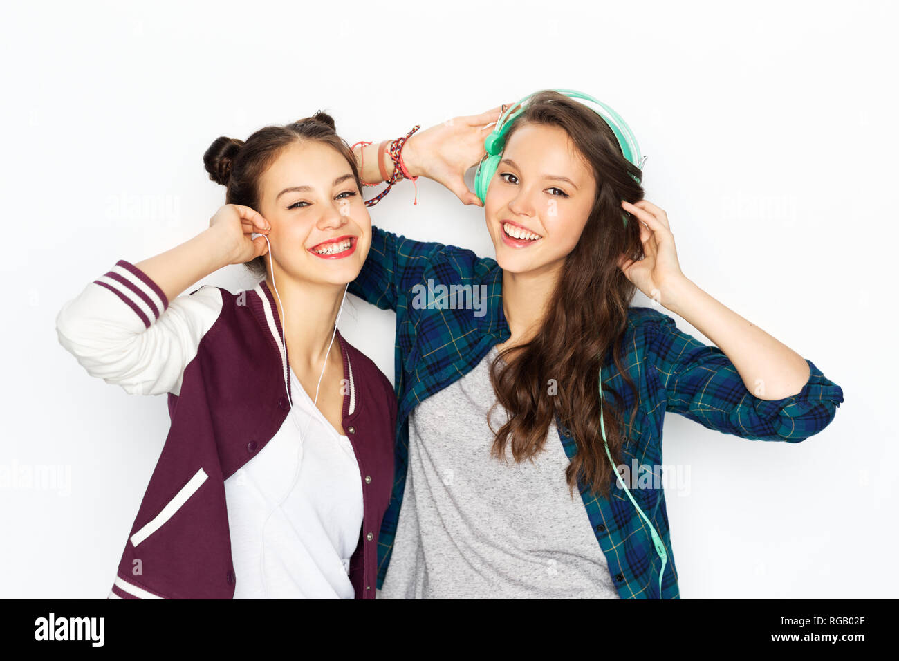 Girls listening to radio hi-res stock photography and images - Alamy