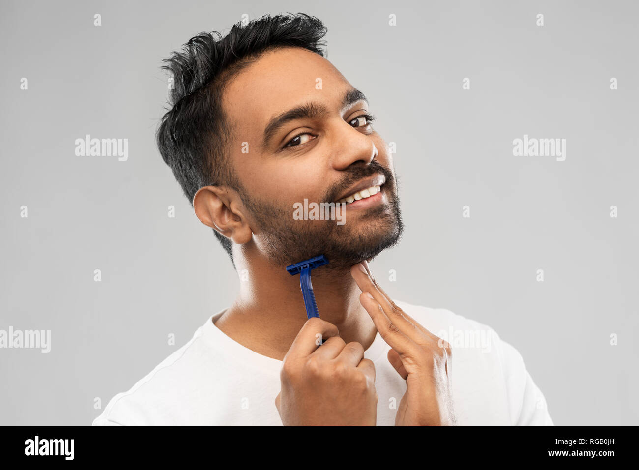 indian man shaving beard with razor blade Stock Photo - Alamy