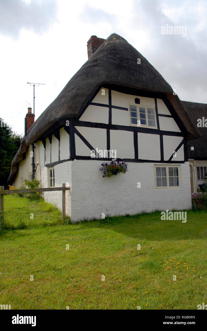 Half timbered thatched cottage hi-res stock photography and images - Alamy
