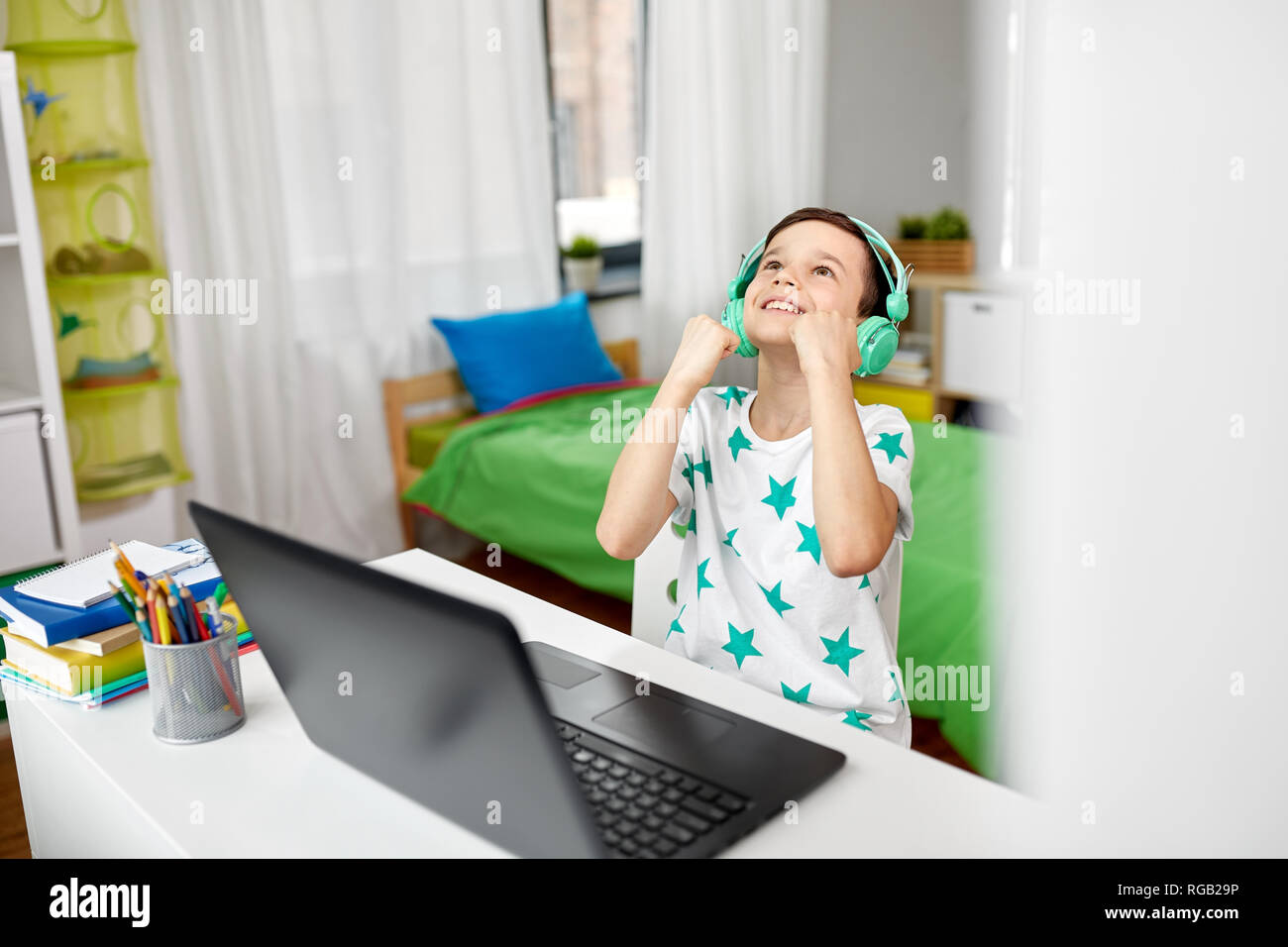 Gaming kid hi-res stock photography and images - Alamy