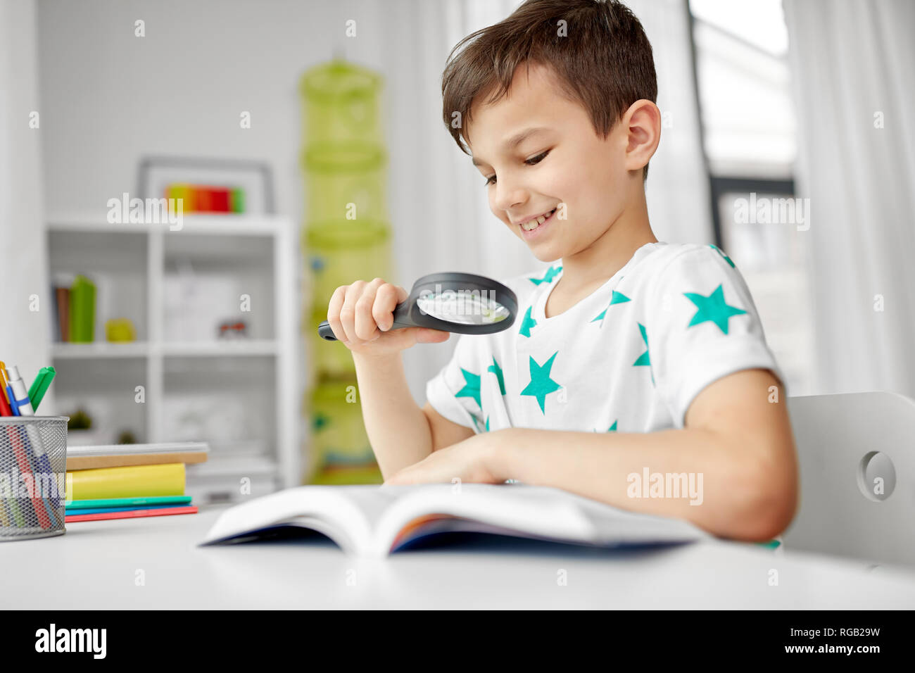 Investigation magnifier hi-res stock photography and images - Alamy