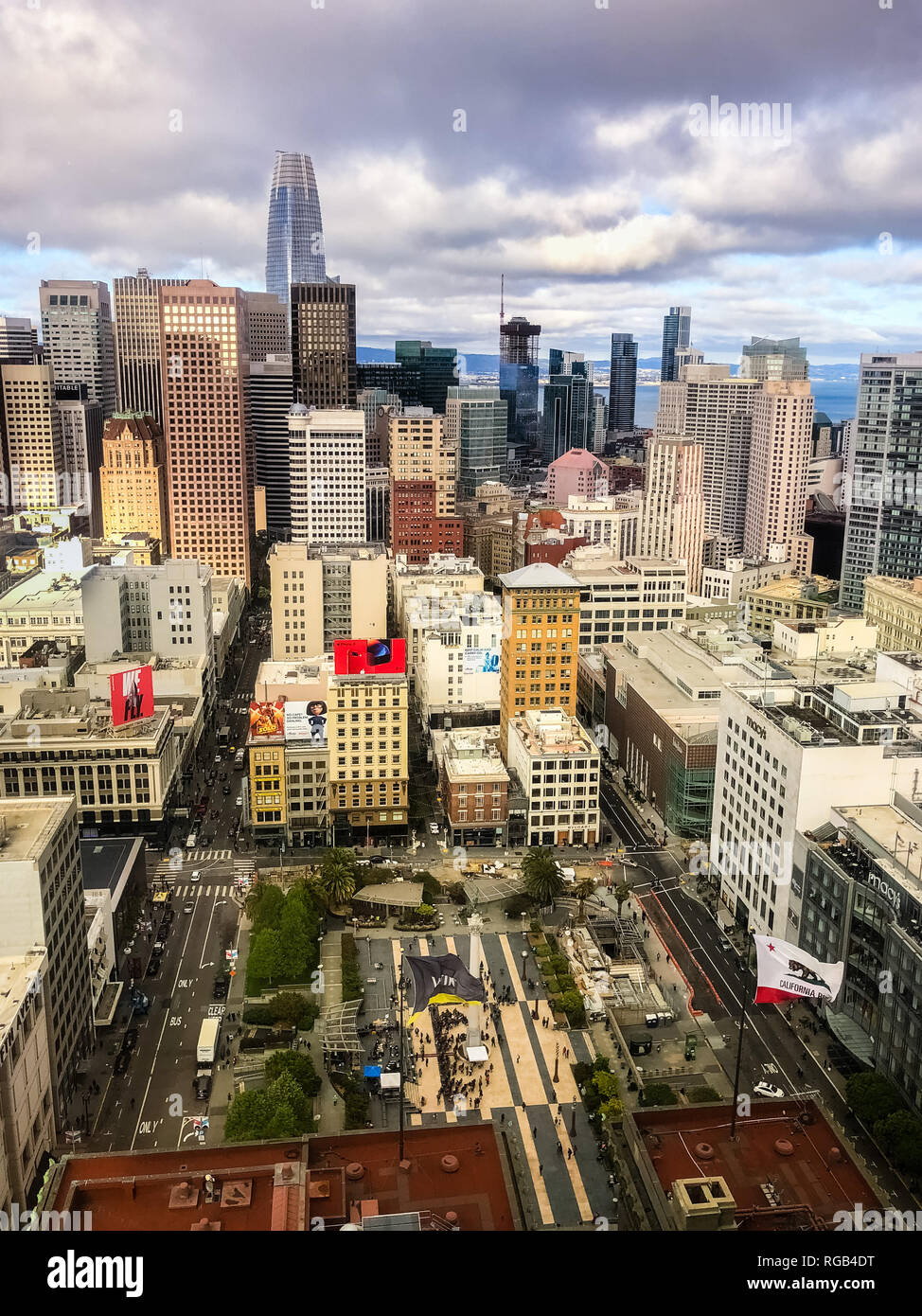 Skyscraper in the financial district hi-res stock photography and ...