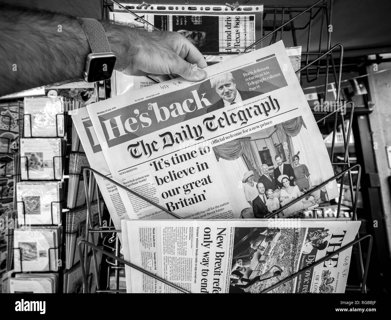 Newspaper france stand magazine Black and White Stock Photos & Images ...