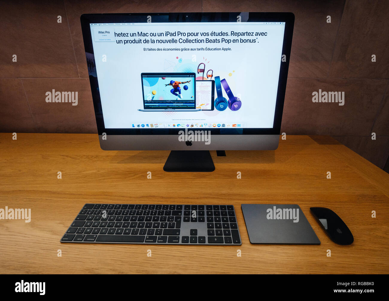 New monitor computer display angle hi-res stock photography and images ...