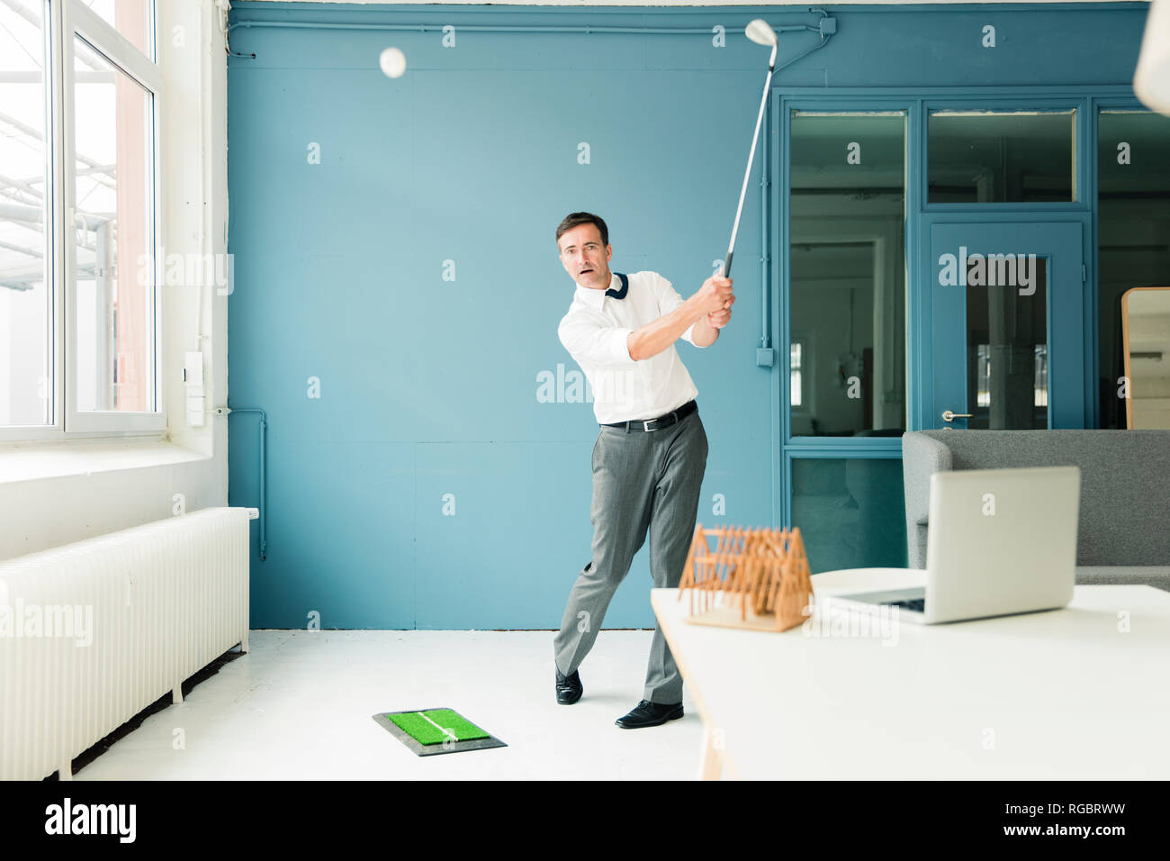Office golf hi-res stock photography and images - Alamy