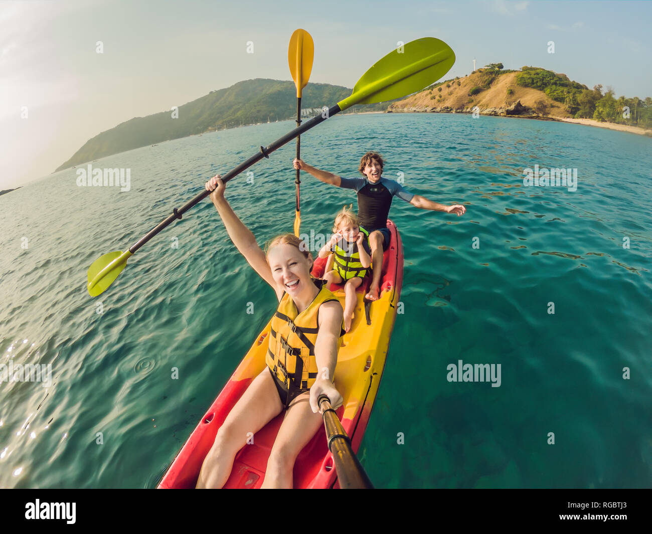 happy family with kid kayaking at tropical ocean Stock Photo - Alamy