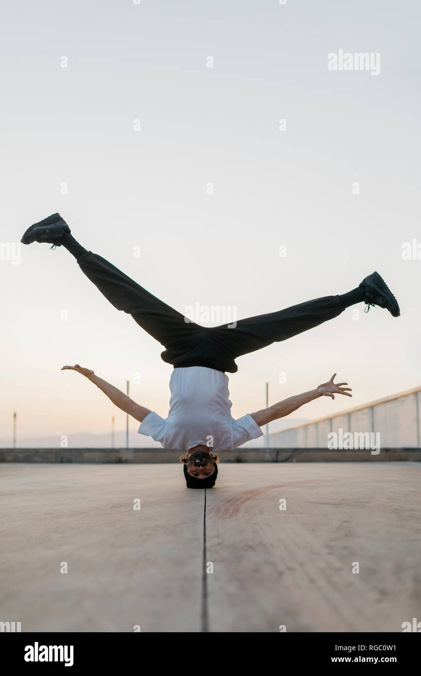 Breakdance Headspin