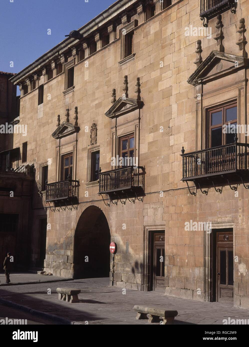 PALACIO CONDES DE GOMARA FACHADA PARTE DEL ARCO. Location: PALACIO DE ...