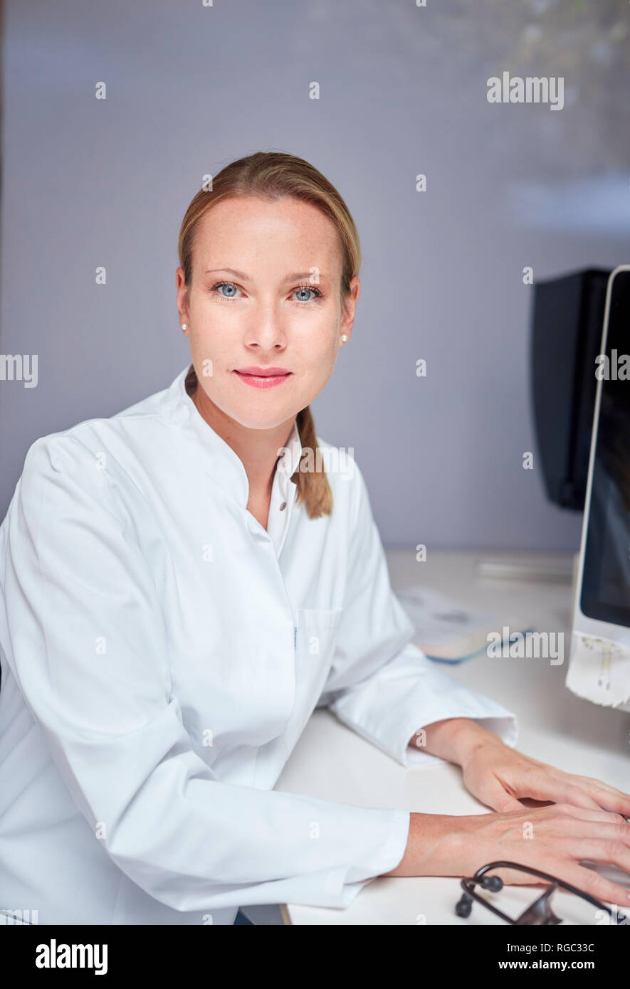 Doctor female and desk hi-res stock photography and images - Alamy