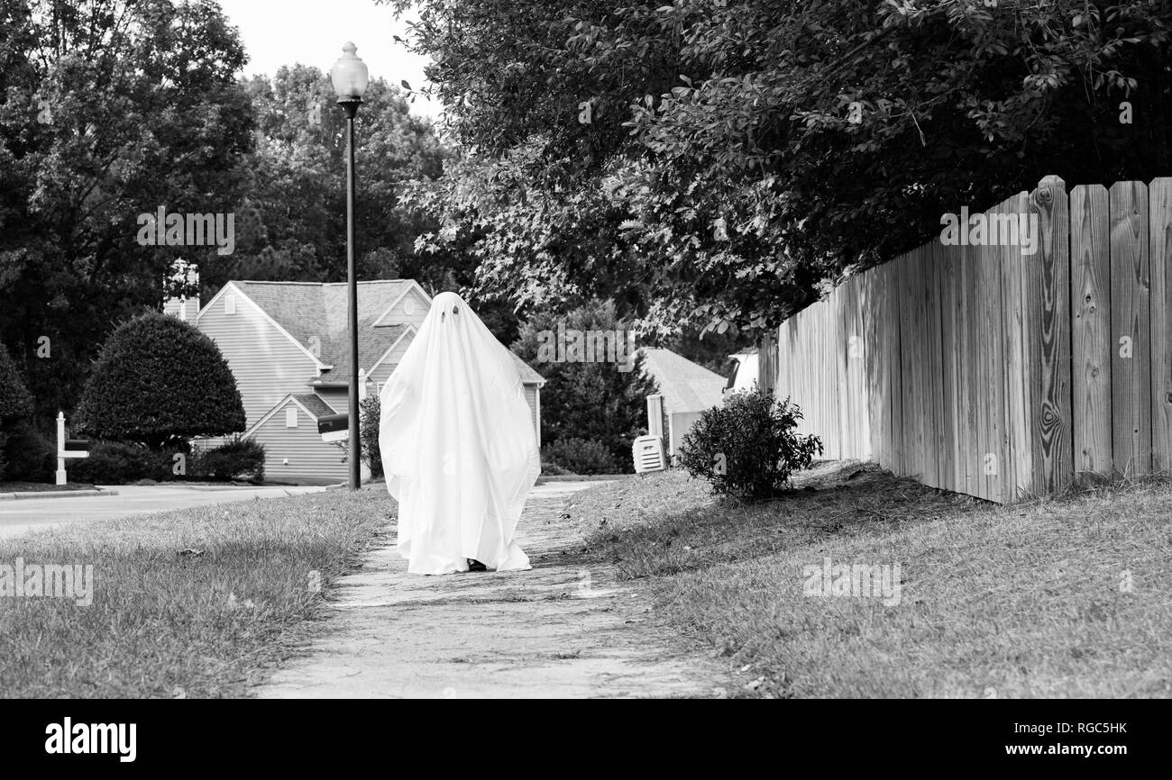 Bed sheet ghost hi-res stock photography and images - Alamy