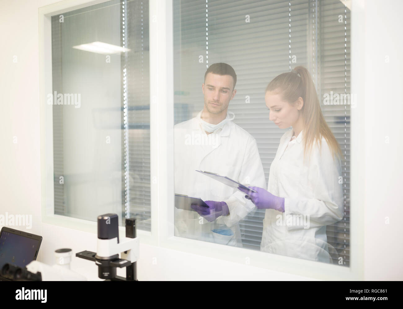 Scientists lab behind hi-res stock photography and images - Alamy