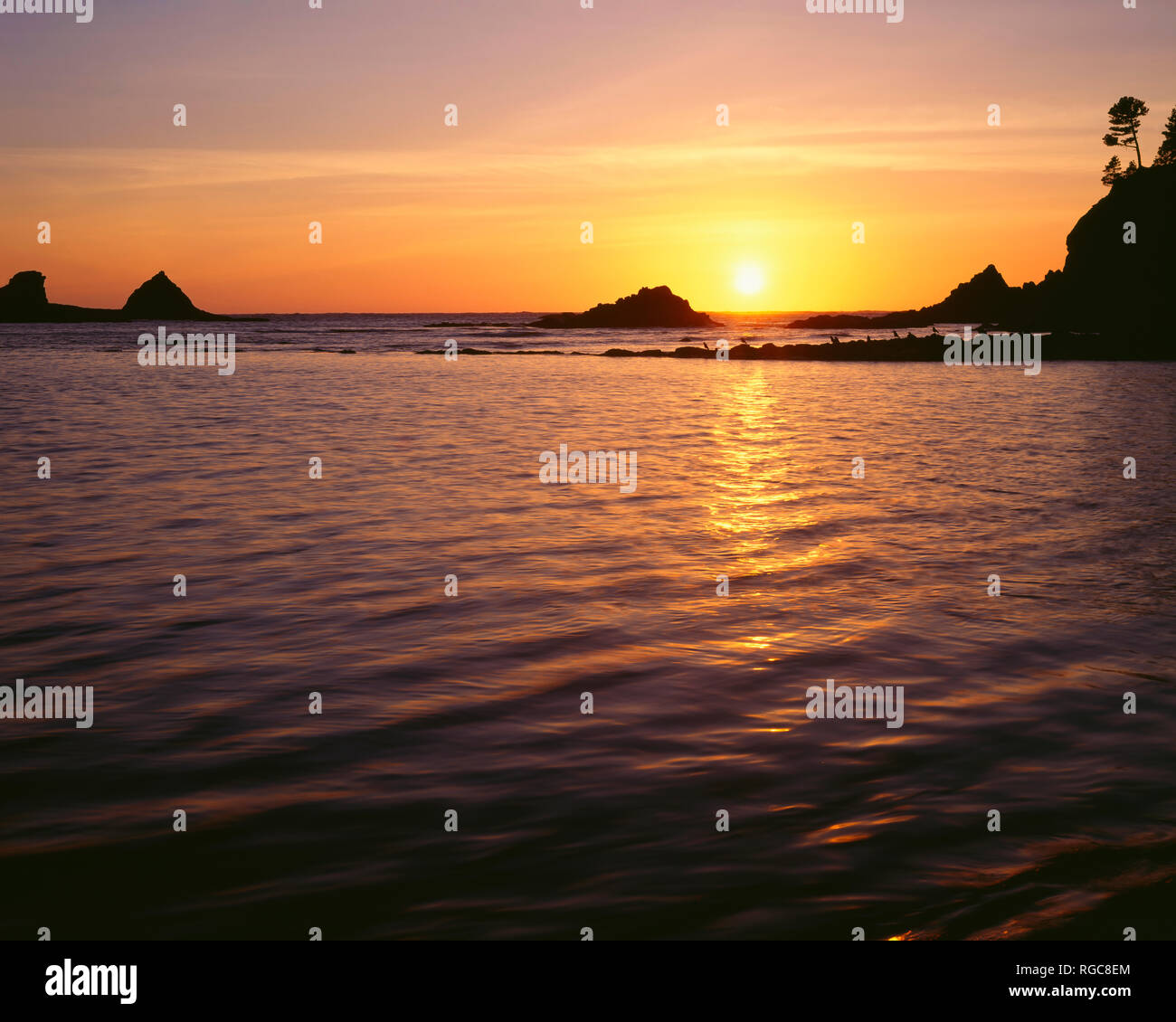 USA, Oregon, Sunset Bay State Park, Pacific sunset over bay and sea ...
