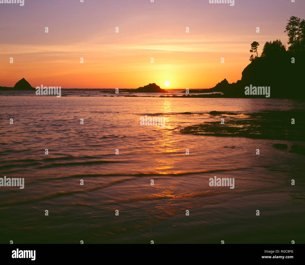 USA, Oregon, Sunset Bay State Park, Pacific sunset over bay and sea ...