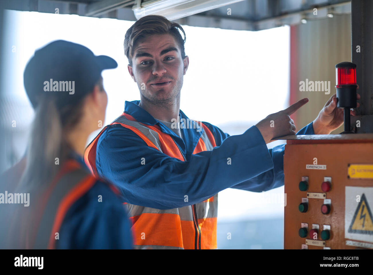 Wearing reflective jackets hi-res stock photography and images - Alamy
