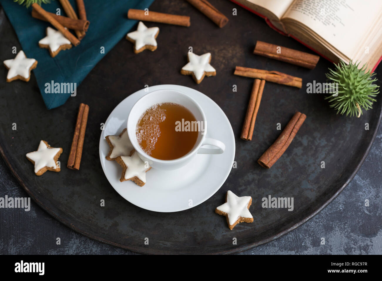 Image of teacups and saucers hi-res stock photography and images - Alamy