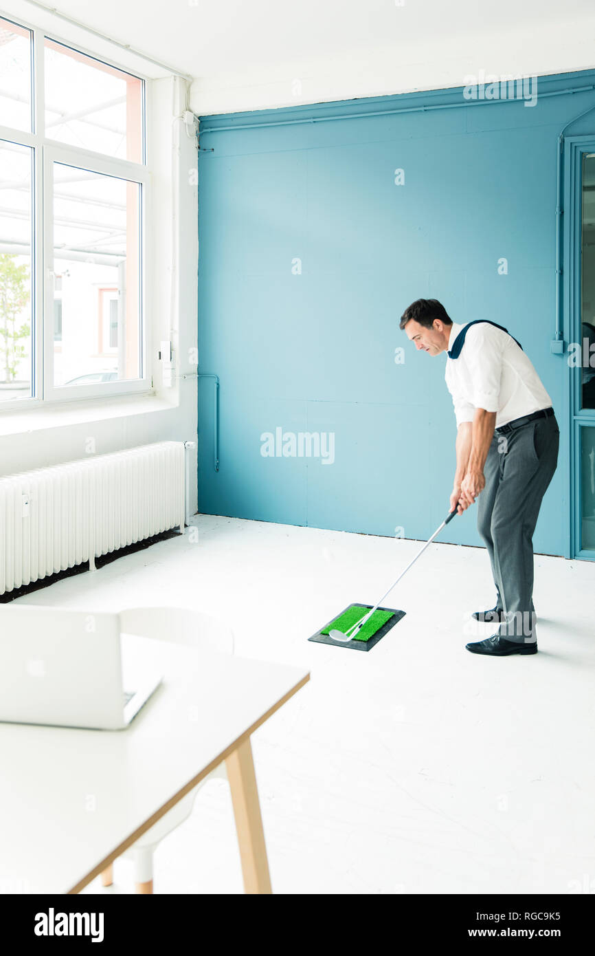 Playing golf at office hi-res stock photography and images - Alamy
