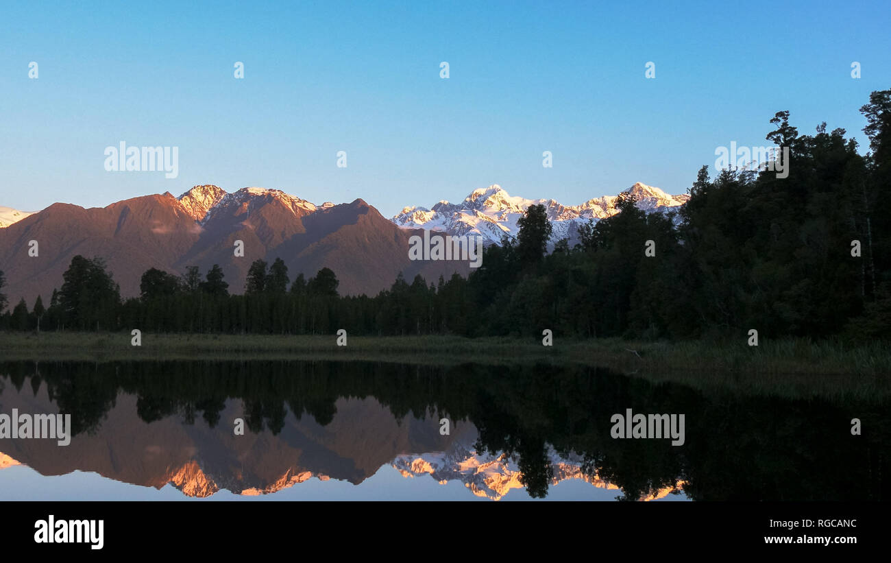 Reflections on mt cook hi-res stock photography and images - Alamy