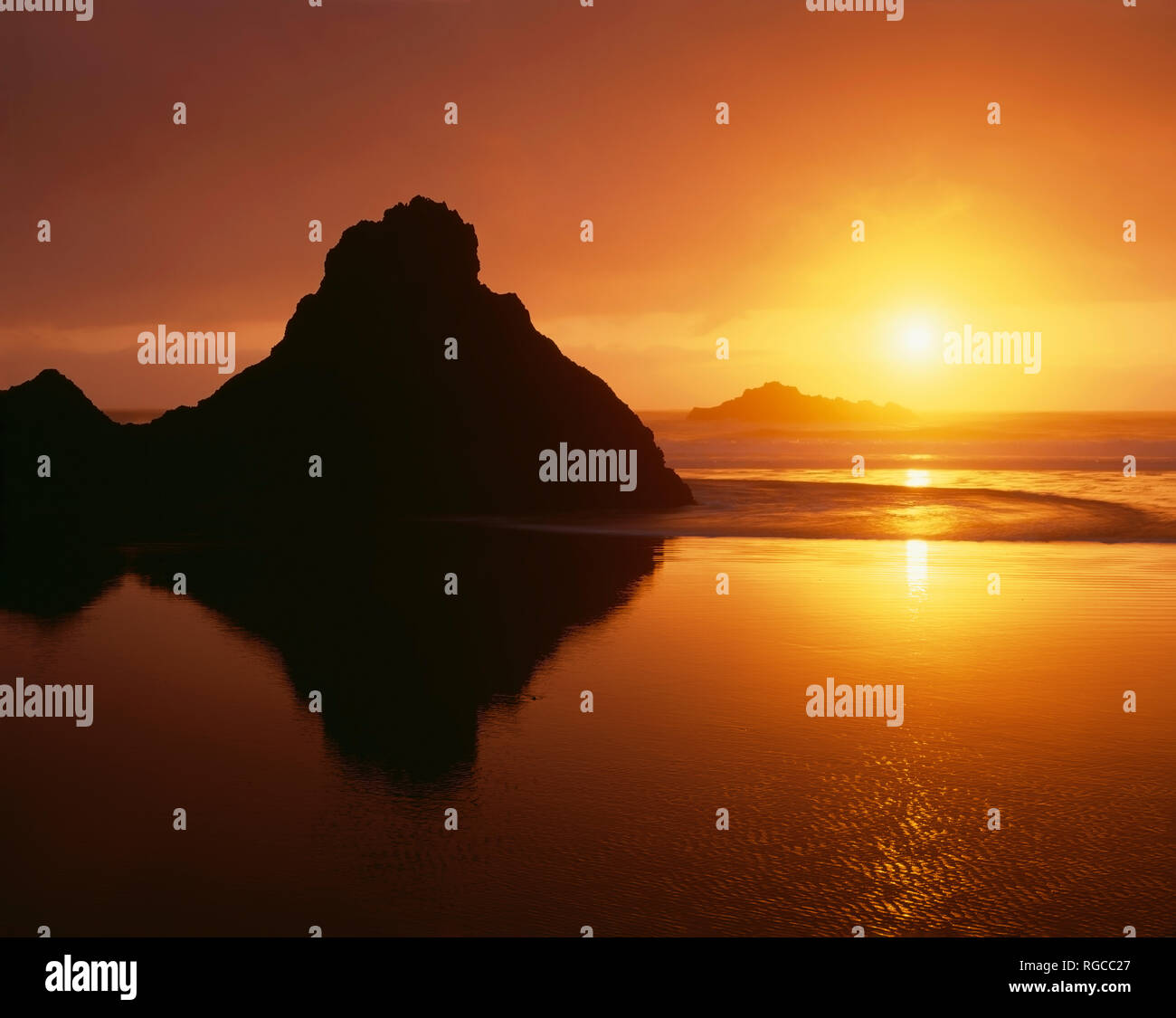 USA, Oregon, Pistol River State Park, Sunset and sea stacks at Myers ...