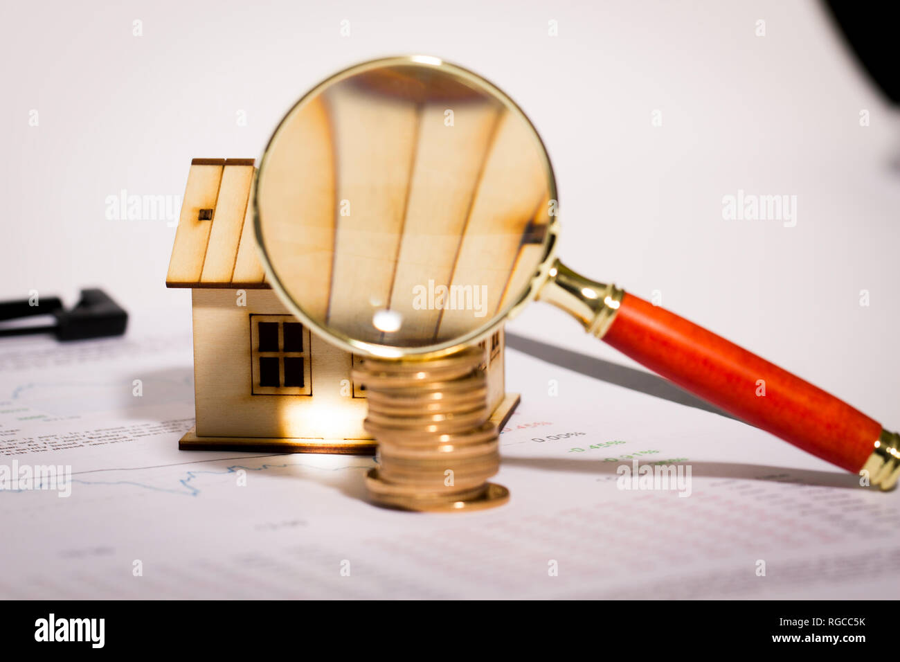 House money magnifying glass hi-res stock photography and images - Alamy