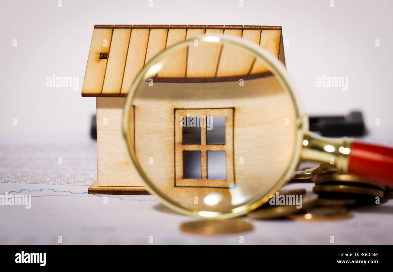 House with magnifying glass hi-res stock photography and images - Alamy