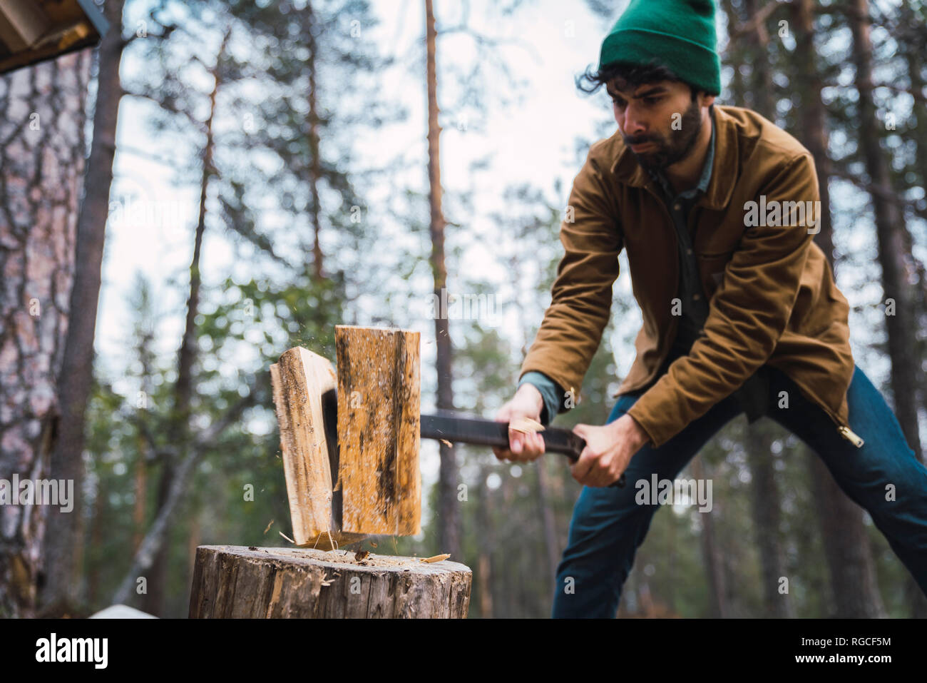 Man chopping wood hi-res stock photography and images - Alamy