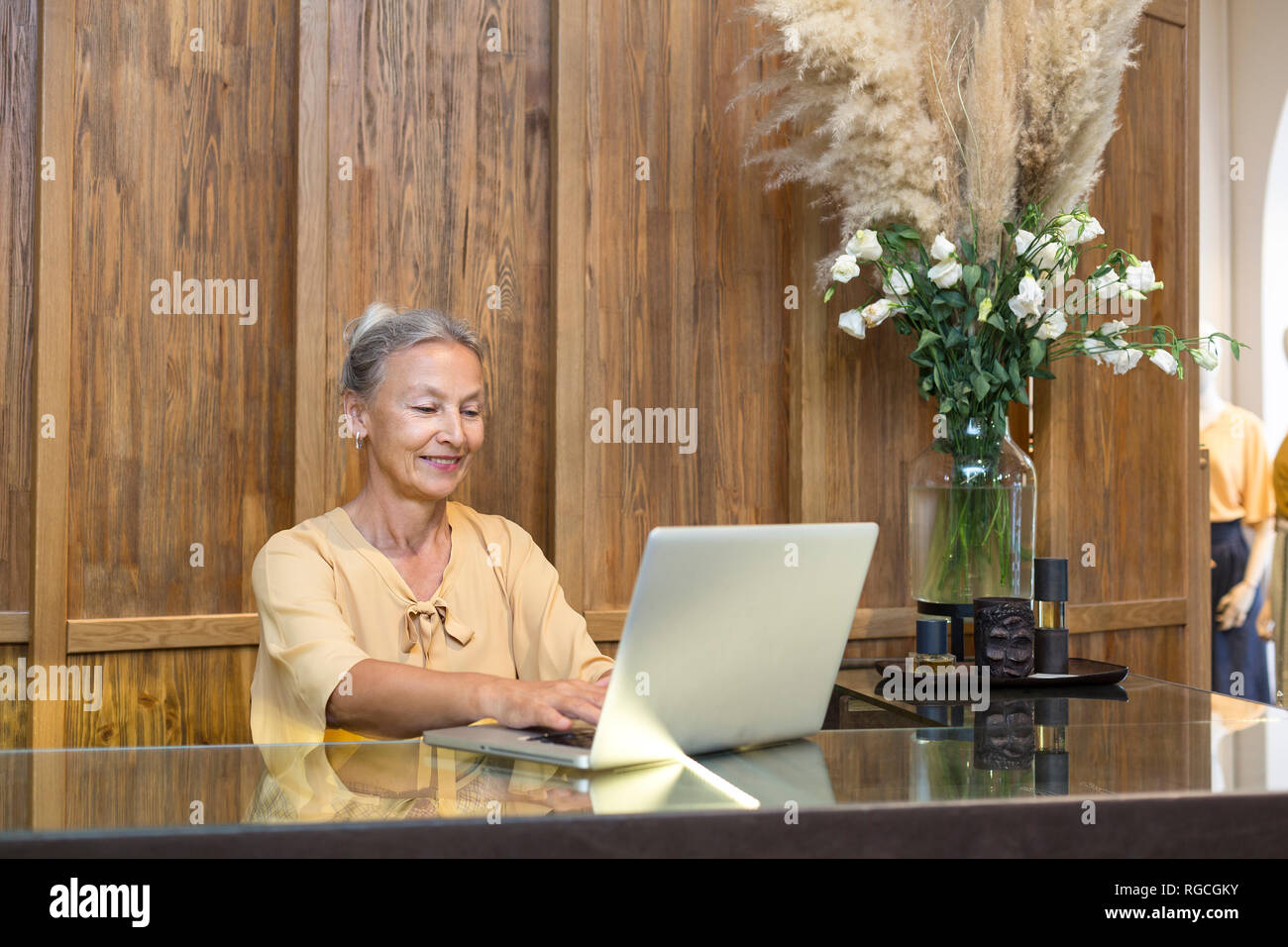 Woman reception desk hi-res stock photography and images - Alamy