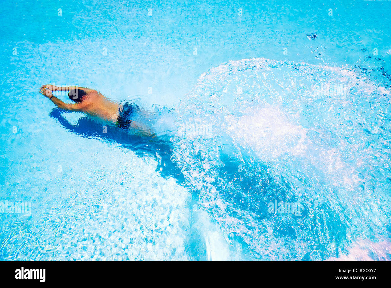 Spain, Andalucía, Málaga, Mondrón, man diving in swimming pool Stock ...