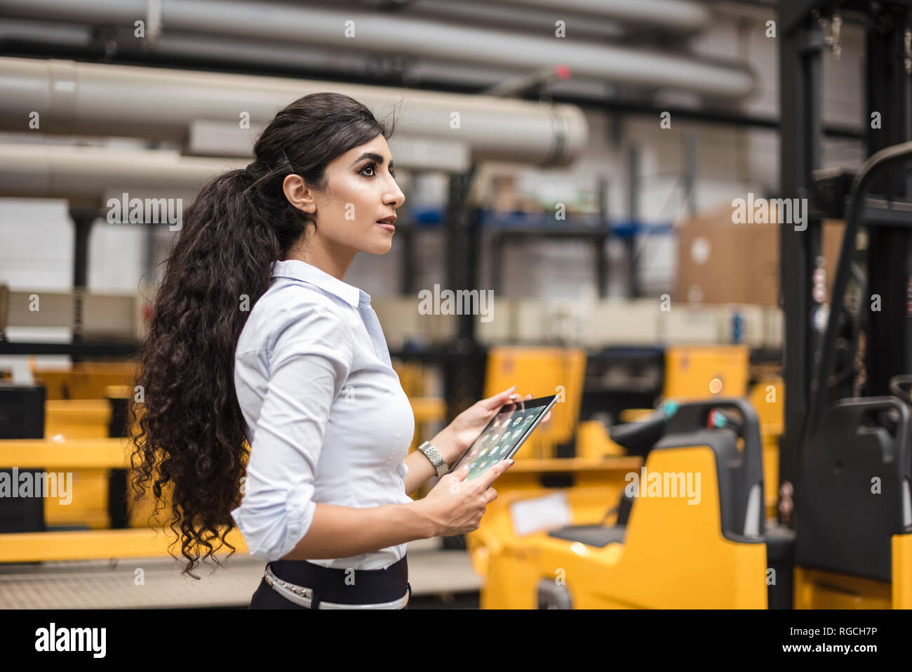 Woman holding tablet in factory shop floor Stock Photo - Alamy