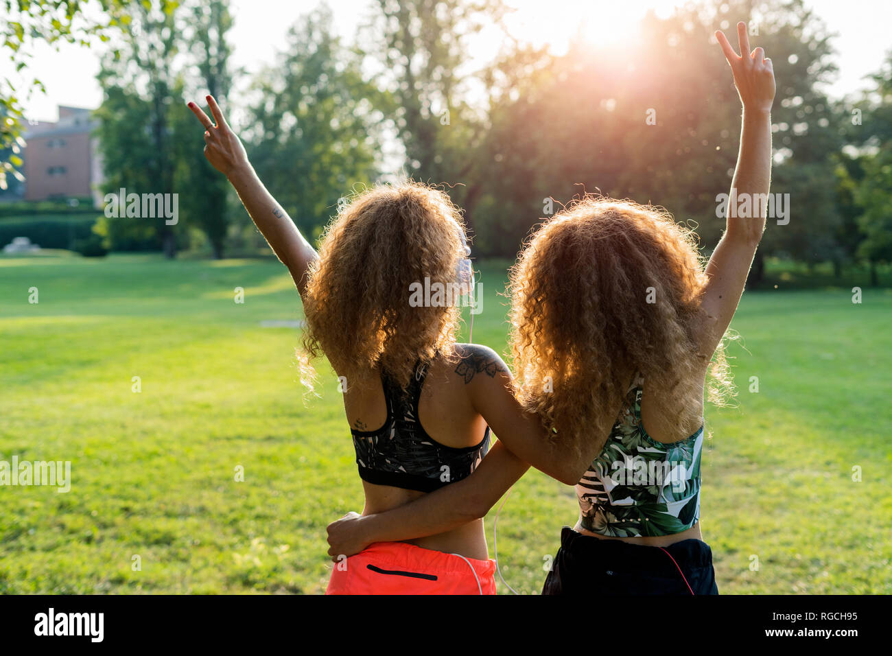 Victory signs hi-res stock photography and images - Alamy