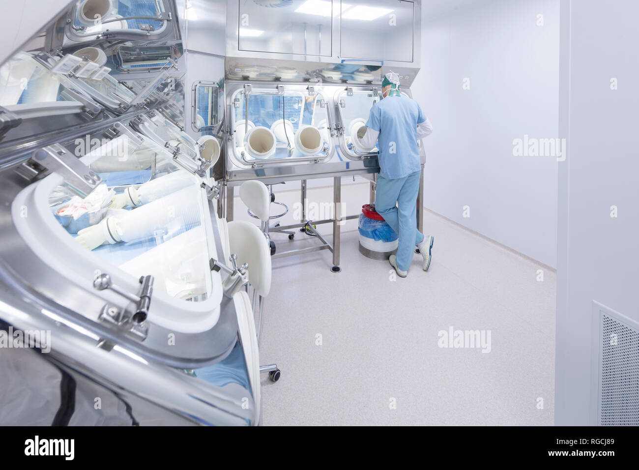 Isolator laboratory hi-res stock photography and images - Alamy