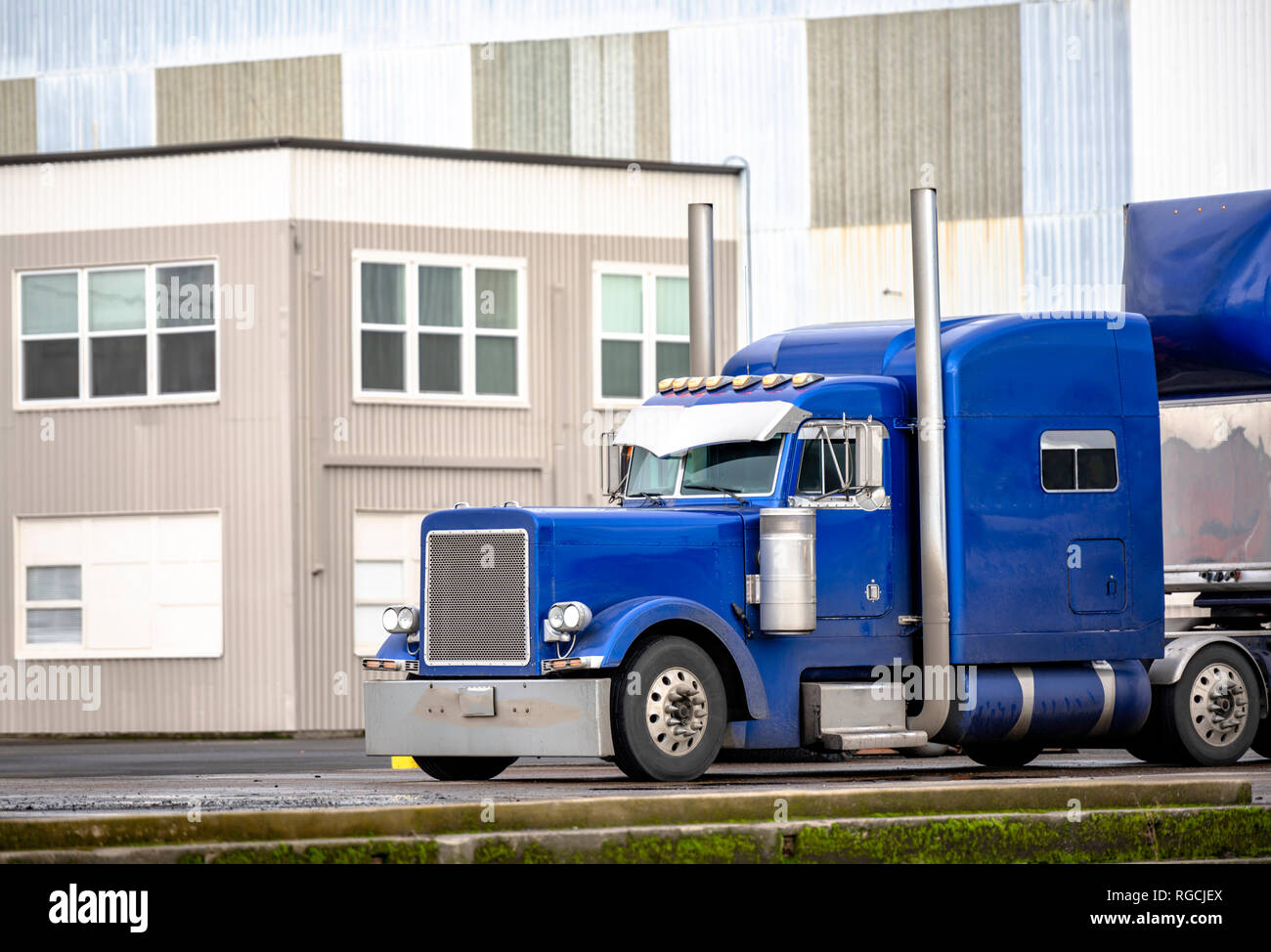 Side loading trucks hi-res stock photography and images - Alamy