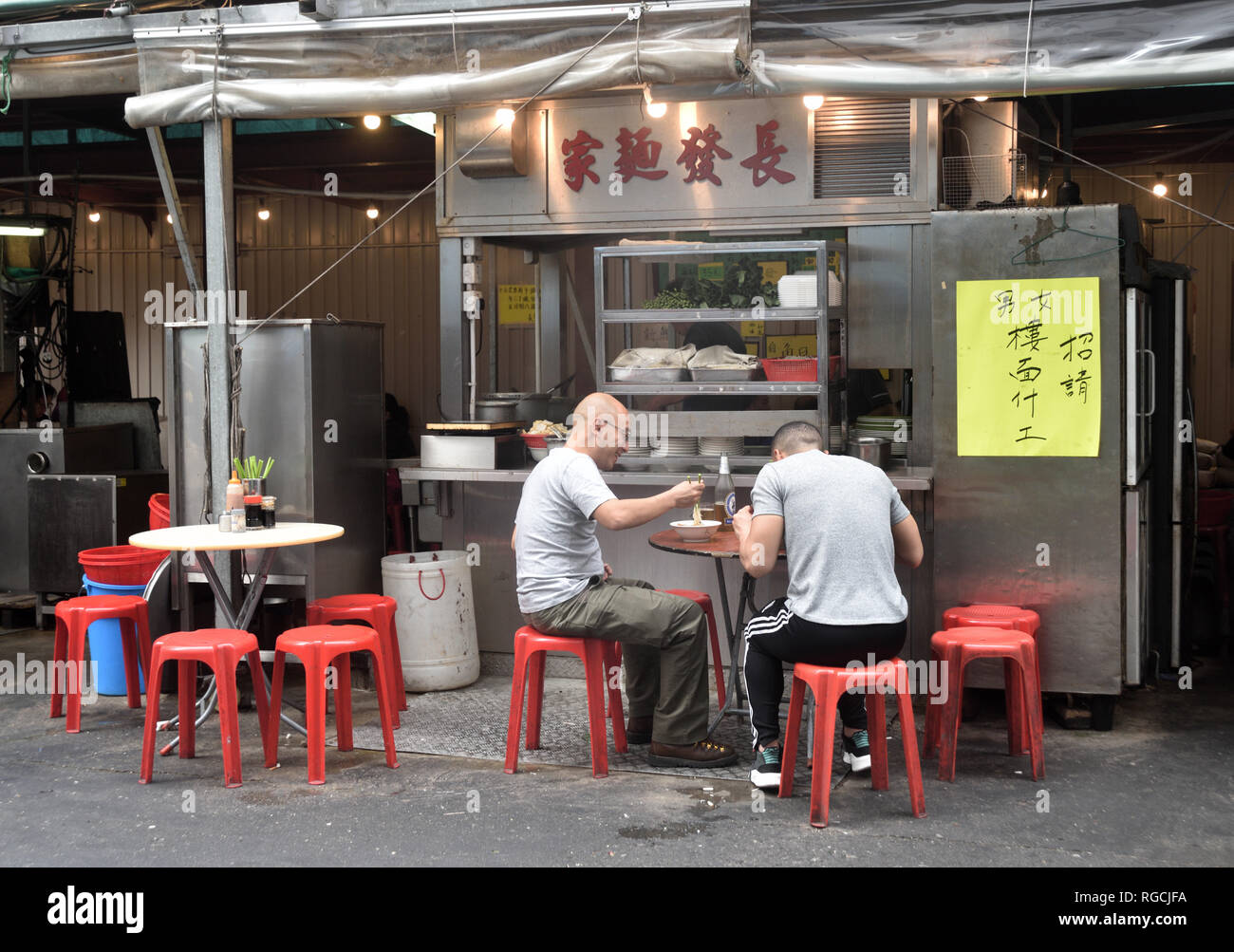 Open air dining on roadside dai pai dong, Sham Shui Po, Hong Kong Stock ...