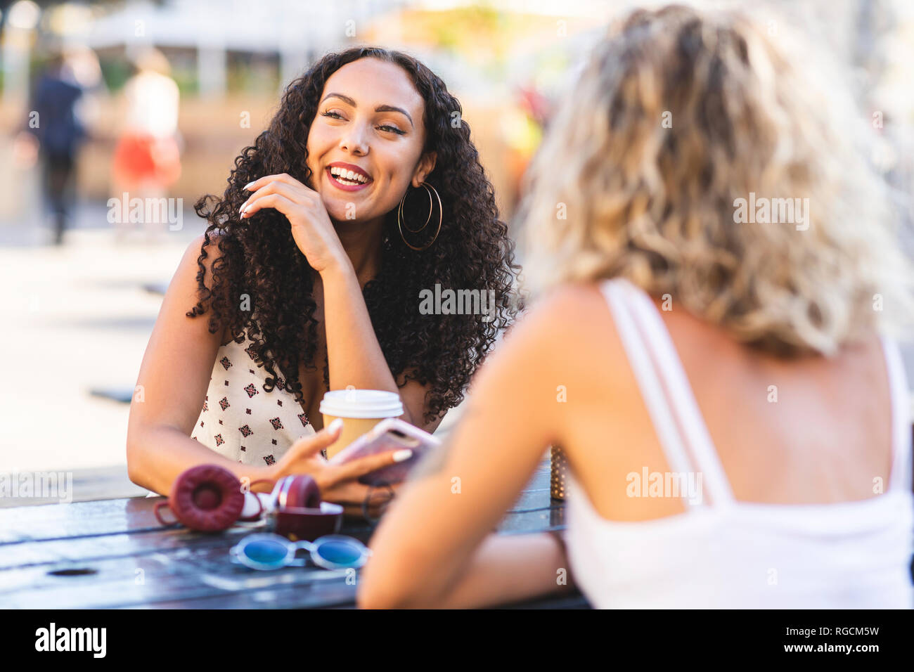 Good friends talking hi-res stock photography and images - Alamy