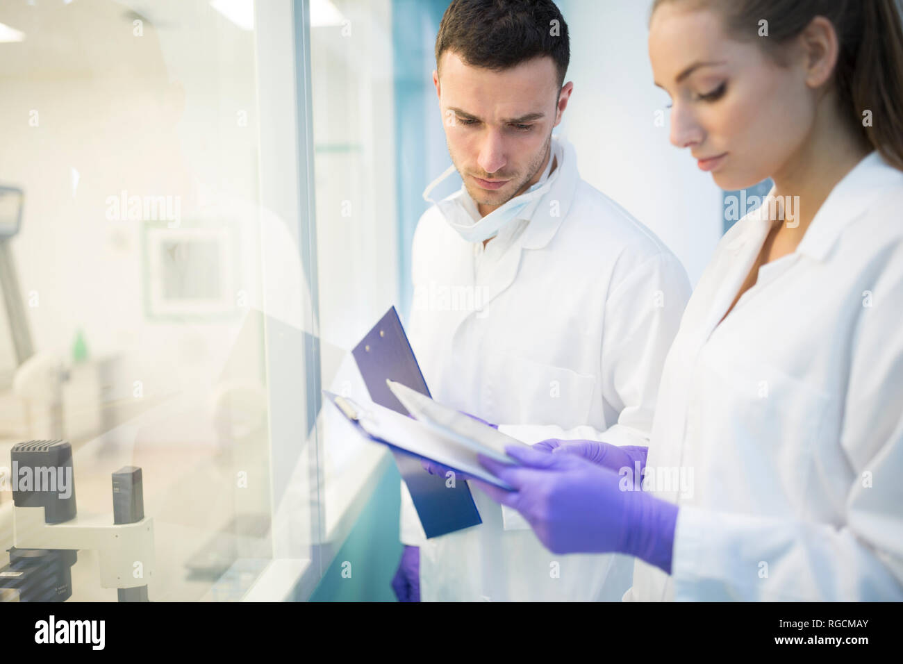 Man lab coat clipboard hi-res stock photography and images - Alamy