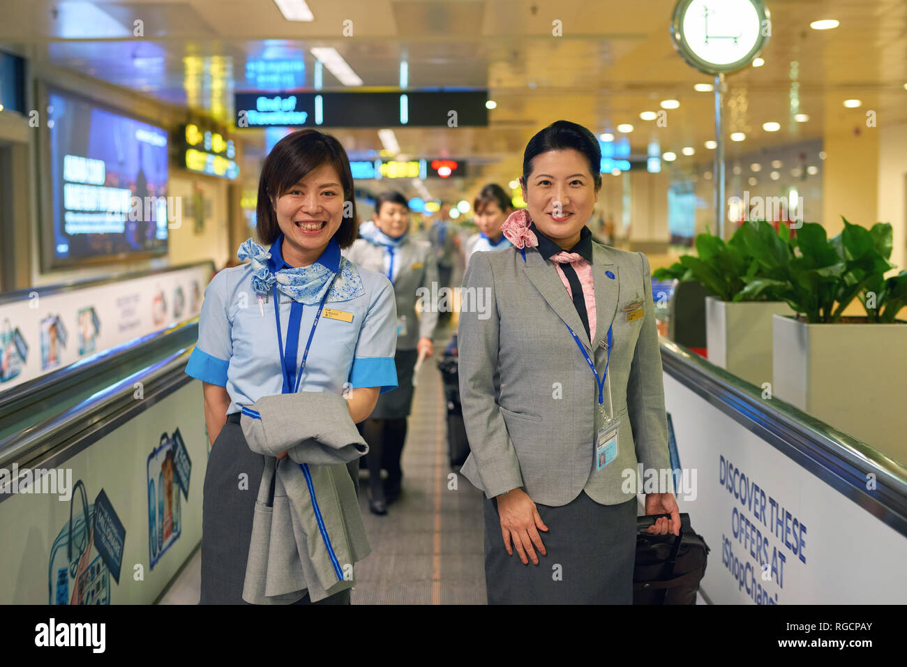 Singapore airlines cabin attendant hi-res stock photography and images ...