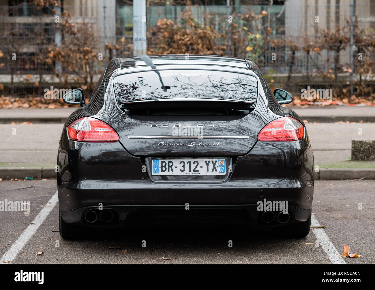 Black porsche panamera hi-res stock photography and images - Alamy
