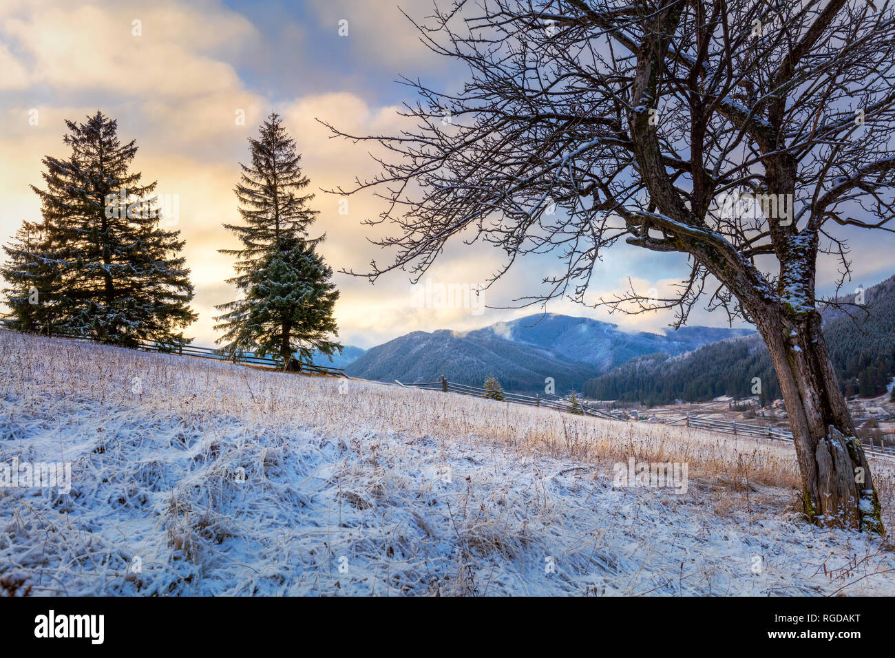 Big snowy mountains hi-res stock photography and images - Alamy