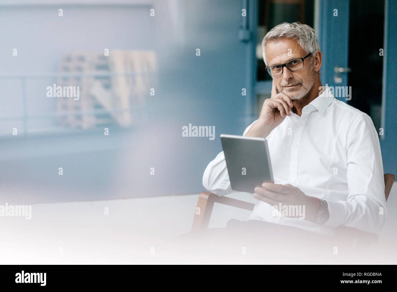 Manager sitting office hi-res stock photography and images - Alamy